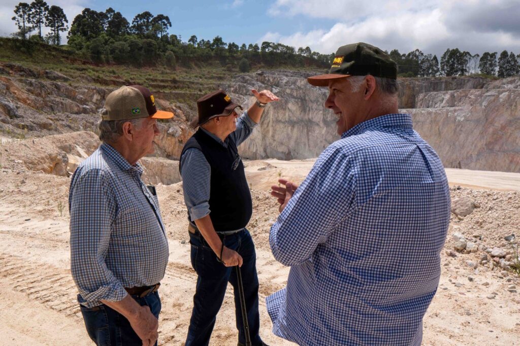 Em visita à Calpar, Hans Peeten destaca importância do calcário para o ...
